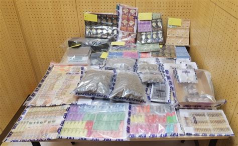警方大角咀掃毒拘2男 住宅單位檢獲50萬元毒品 星島日報