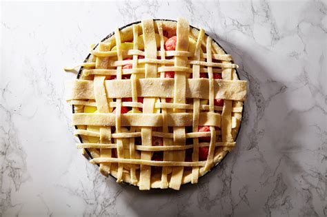 딸기와 사과와 생 쌀된 파이 아름 다운 Piecrust 격자와 부엌에서 흰 대리석 테이블에 잎 장식 0명에 대한 스톡 사진 및