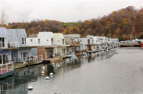 Check Out This Neighborhood Houseboats Boathouse Beach Bum Boating