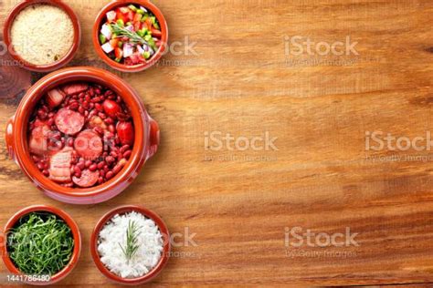 브라질 Feijoada 브라질 요리의 전통 음식 세라믹 캐서롤 그릇 소박한 나무 테이블 위에 복사 공간 페이조아다에 대한 스톡