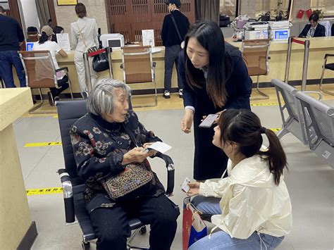 县行政审批服务局：【文明创建图文系列报道】随手一拍 美好常在办事大厅工作