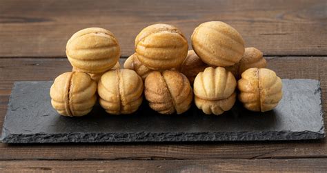 검은 슬레이트 보드에 응축 된 우유를 곁들인 구운 디저트 견과류 0명에 대한 스톡 사진 및 기타 이미지 0명 갈색 구 Istock