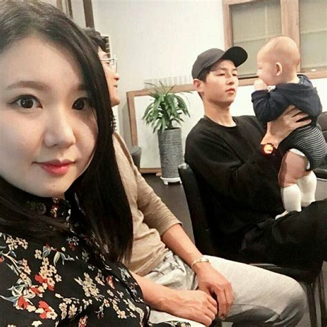 Ngắm Song Joong Ki ôm ấp Trẻ Con Fan Muốn Song Hye Kyo Sớm Có Ngay Em