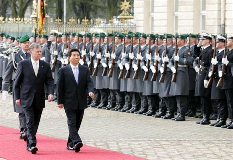 [노무현사료관] [독일 공식환영식에서 의장대를 사열하는 퀼러 독일 대통령과 노무현 대통령]