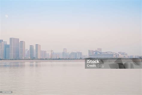 중국 저장성 항저우의 현대 도시 건축물 첸탕 강 다리 첸탕 강 풍경의 스카이라인 0명에 대한 스톡 사진 및 기타 이미지 0명