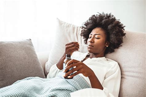 젊은 아프리카 계 미국인 여자 보유 약물 병 읽기 지침 또는 포장에 처방전 25 29세에 대한 스톡 사진 및 기타 이미지 25 29세 가정 생활 감기와 독감 Istock