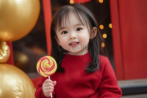 막대 사탕을 들고 새 옷을 입은 어린 소녀