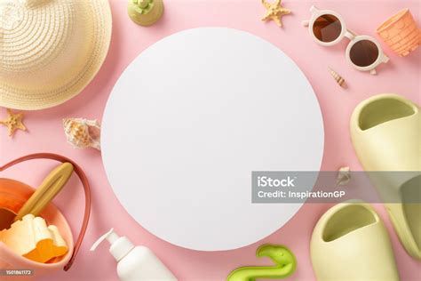 아이들과 함께하는 여름 여행 해양 조개껍데기 모래에서 놀기 위한 아이들의 장난감 파나마 슬리퍼 선글라스가 분홍색으로 고립된