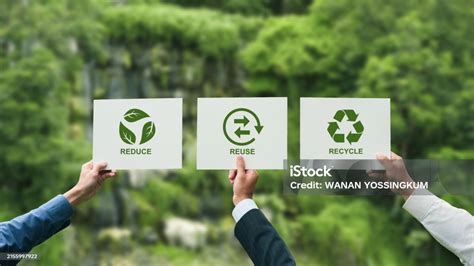 줄이기 재사용 재활용의 상징이 적힌 종이를 들고 있는 사업가의 손 환경 개념 세계 환경의 날 줄이고 재사용하고 녹색 자연 배경으로 재활용합니다 탄소 배출량에 대한 스톡 사진