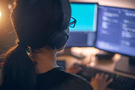 스테레오 헤드폰으로 음악을 들으면서 야간에 코딩하는 여성 프로그래머 프런트 엔드 개발 개념 컴퓨터 프로그래머에 대한 스톡 사진