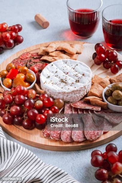 다양한 종류의 간식이있는 지중해 샤큐리 보드는 콘크리트 배경 최고 전망에 공유 할 수 있습니다 0명에 대한 스톡 사진 및 기타 이미지 Istock