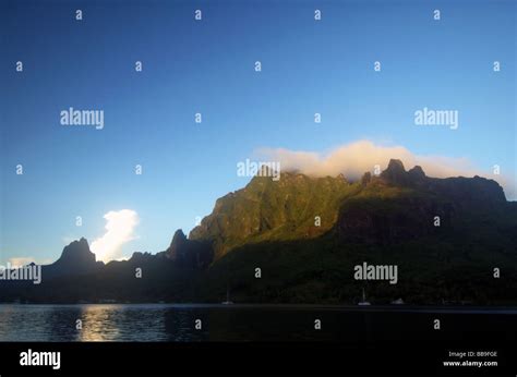 Morning In Cook S Bay Moorea Tahiti French Polynesia Stock Photo Alamy