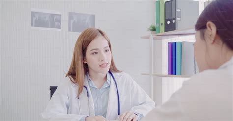 전문 아시아 의사 의료 전문가 팀 회의에서 브레인 스토밍 병원 회의실에서 토론하는 의료 종사자 팀 건강 관리 및 지원 개념