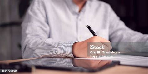 비즈니스 계약 및 승인 비즈니스 계약 서명 계약 문서 또는 보증서 확인 법적 계약 정확성 보장 양식 서명 비즈니스 서류 검증에 대한 스톡 사진 및 기타 이미지 Istock