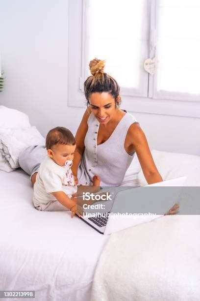 젊은 백인 어머니와 그녀의 아들과 함께 침대 위에 방에 가족과 화상 통화를 하면서 1년도 채 되지 않아 마십니다 공증19