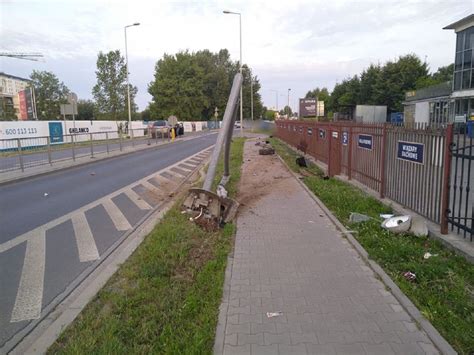Stara Iwiczna Wjechali w latarnię winnego brak
