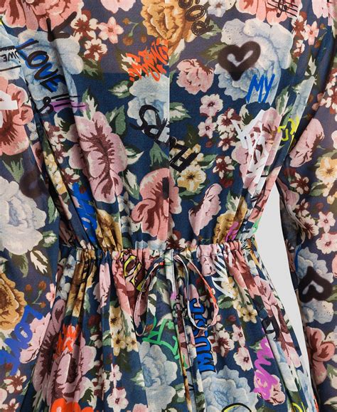 Vestido Largo Con Estampado De Flores Y Grafitis