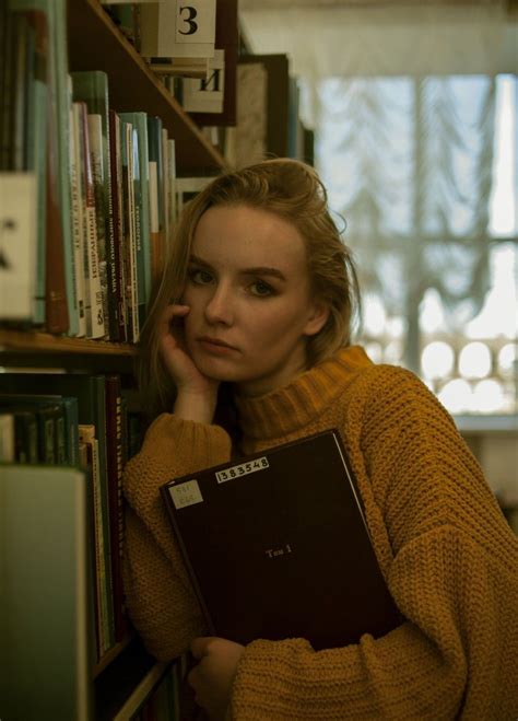 Девушка в библиотеке Фотография книг Женские позы Библиотеки
