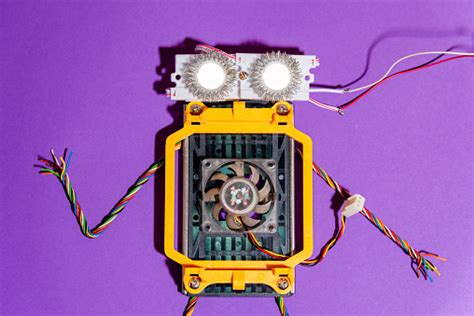 손으로 만든 로봇은 Arduino 플랫폼에 평평하게 놓여 있습니다 Diy Ai 스팀퍼플 배경입니다 어린이와 청소년 로봇 공학 및
