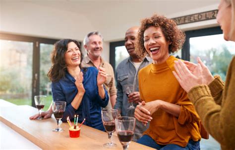 119 300 Mature Party Photos Taleaux Et Images Libre De Droits Istock