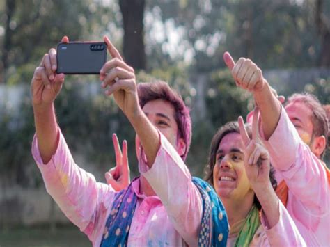 अपने फोन को ऐसे करें होली के लिए तैयार वरना जरा सा रंग कर देगा काम