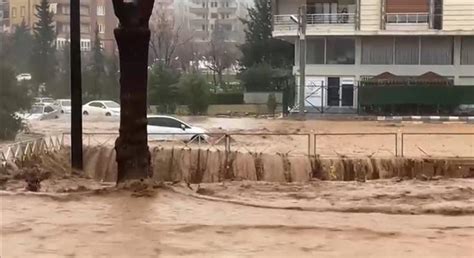 بينهم 5 سوريين وفاة 10 أشخاص بفيضانات جنوبي تركيا فيديو
