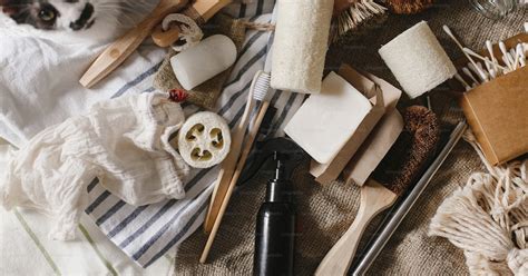 지속 가능한 라이프 스타일 개념입니다 고양이와 에코 천연 대나무 칫솔 브러쉬 크리스탈 탈취제 루파 귀 스틱 금속 빨대 코코넛 비누면 가방 폐기물 제로 애완