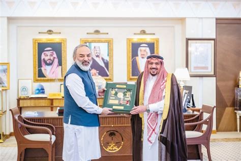 جريدة الرياض أمير القصيم يستقبل السفير الباكستاني لدى المملكة