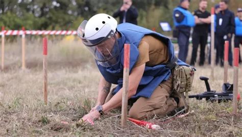 Центр гуманітарного розмінування розмінуємо Україну