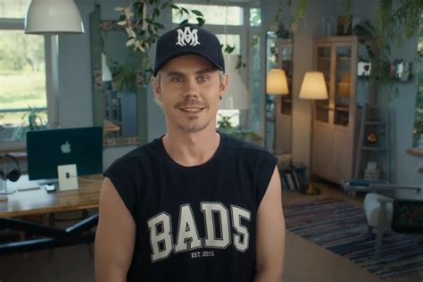 Умный человек в очках скачать обои