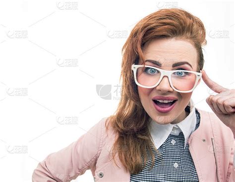 一个时尚的年轻女孩的肖像