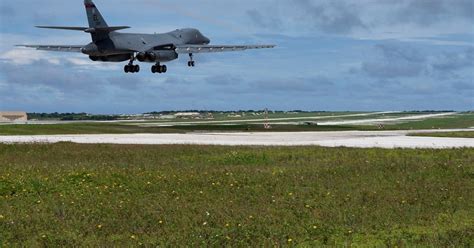 美 B 1b 랜서 폭격기 일본서 신속 재급유 훈련