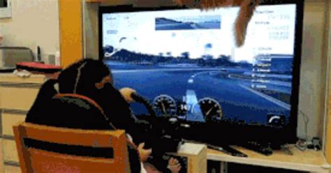 레이싱게임을 즐기는 여자아이 Nba Mania