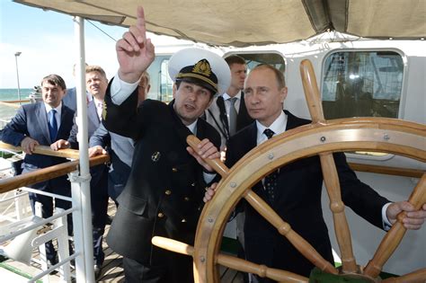 Путин встал за штурвал "Надежды"