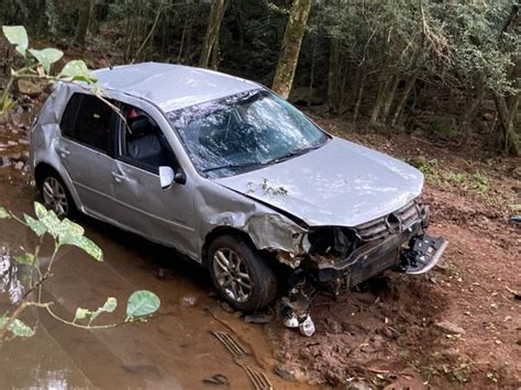 Caco Da Rosa Motorista abandona mulher e criança após capotar o carro