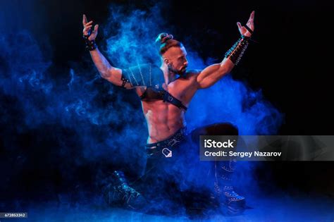 영 및 사슴에 연극 포즈를 수행 하는 근육 질의 남자 근육질 체격에 대한 스톡 사진 및 기타 이미지 근육질 체격 남자 Theatrical Performance