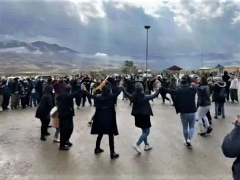حلقه اتحاد مردم در مراسم تشییع کودک کشته‌شده در سقز ایران اینترنشنال