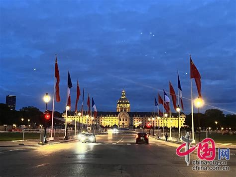 风雨中我们把中法国旗绑在一起