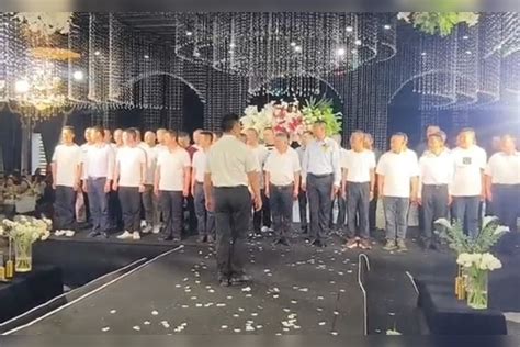 【四川】女儿结婚父亲战友组团道贺 整齐列队齐声大合唱祝福新人 网友：父辈们能想到的最高仪式感