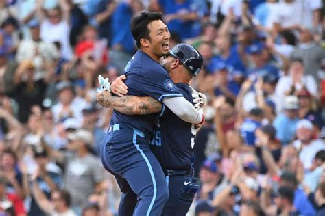 鈴木誠也、メジャー初のサヨナラ打本拠地熱狂 延長10回に劇的展開、連敗3でストップ Full Count