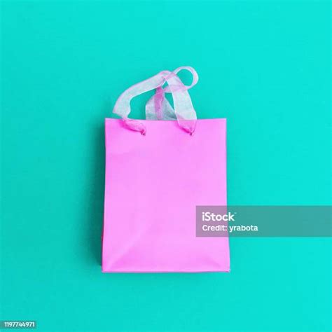 선물 패키지 핑크 색 조롱 휴일 생일 인사말 카드에 대한 창조적 인 트렌드 개념 최소한의 상단보기 배경 밝은 색상