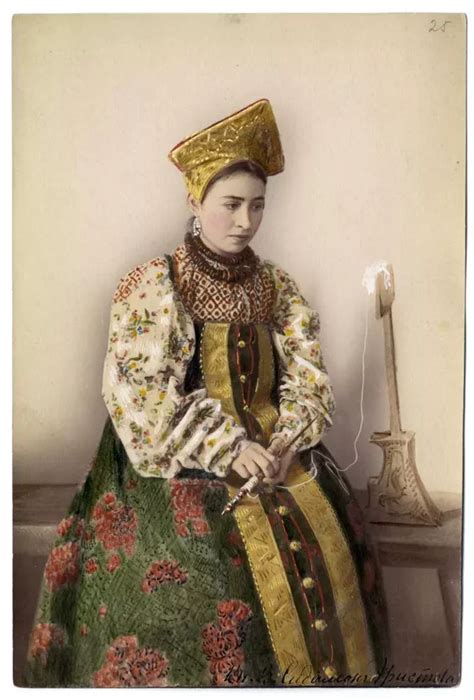 Фотография ч б раскрашенная Женщина в народном костюме Калужской губ Конец Xix начало Xx в