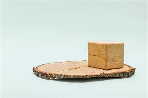 나무 기하학적 모양과 연단추상 파스텔 배경 둥근 나무 톱 은 에코 제품을위한 실린더 형태와 큐브 상자를 잘라 빈 쇼케이스 미니멀