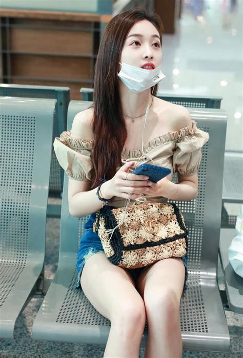 吳宣儀穿抹胸短袖，性感迷人，范丞丞的黑色裝扮，潮流時尚很帥氣 每日頭條