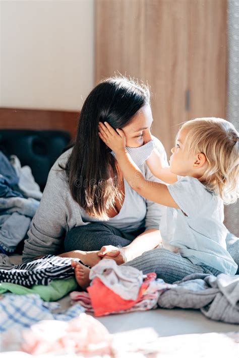 Mamá E Hija Están Doblando Ropa A Casa Imagen De Archivo Imagen De