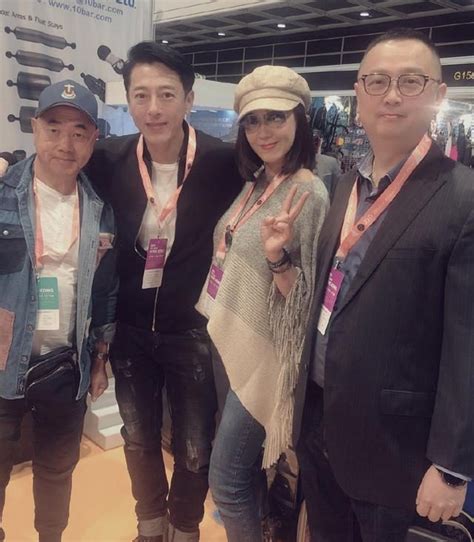 53歲呂頌賢攜妻出行，穿黑衣顯型男范，大4歲老婆皮膚嫩得像少女 壹讀