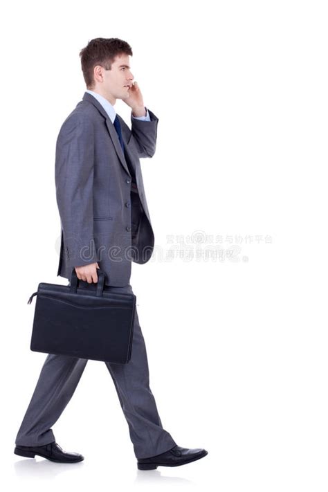 电话高清图片 男人边走边打电话 男人边走边打电话图片免费下载 5152470431 千图网pro