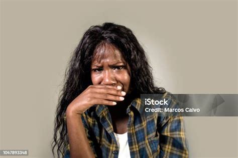 슬 프 고 우울 흑인 아프리카계 미국인 여자 우는 불안 하 고 압도 느낌 병자와 스트레스 우울증 문제 및 불안 위기를 겪고 스튜디오 배경에 고립 된 영 감정에 대한 스톡