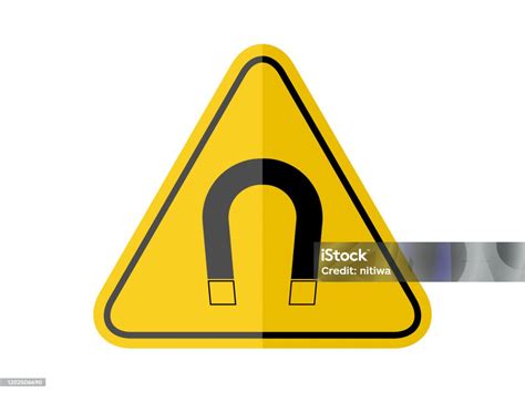아이콘 라벨 로고 또는 패키지 산업 등 평면 서류 스타일 벡터 디자인에 대한 노란색 원형 삼각형 보드 경고 기호에 고립 된 강한
