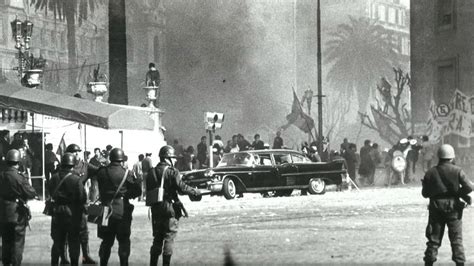 Caos y la bandera del ERP en el mástil de la Plaza de Mayo trepado en un árbol fui testigo de